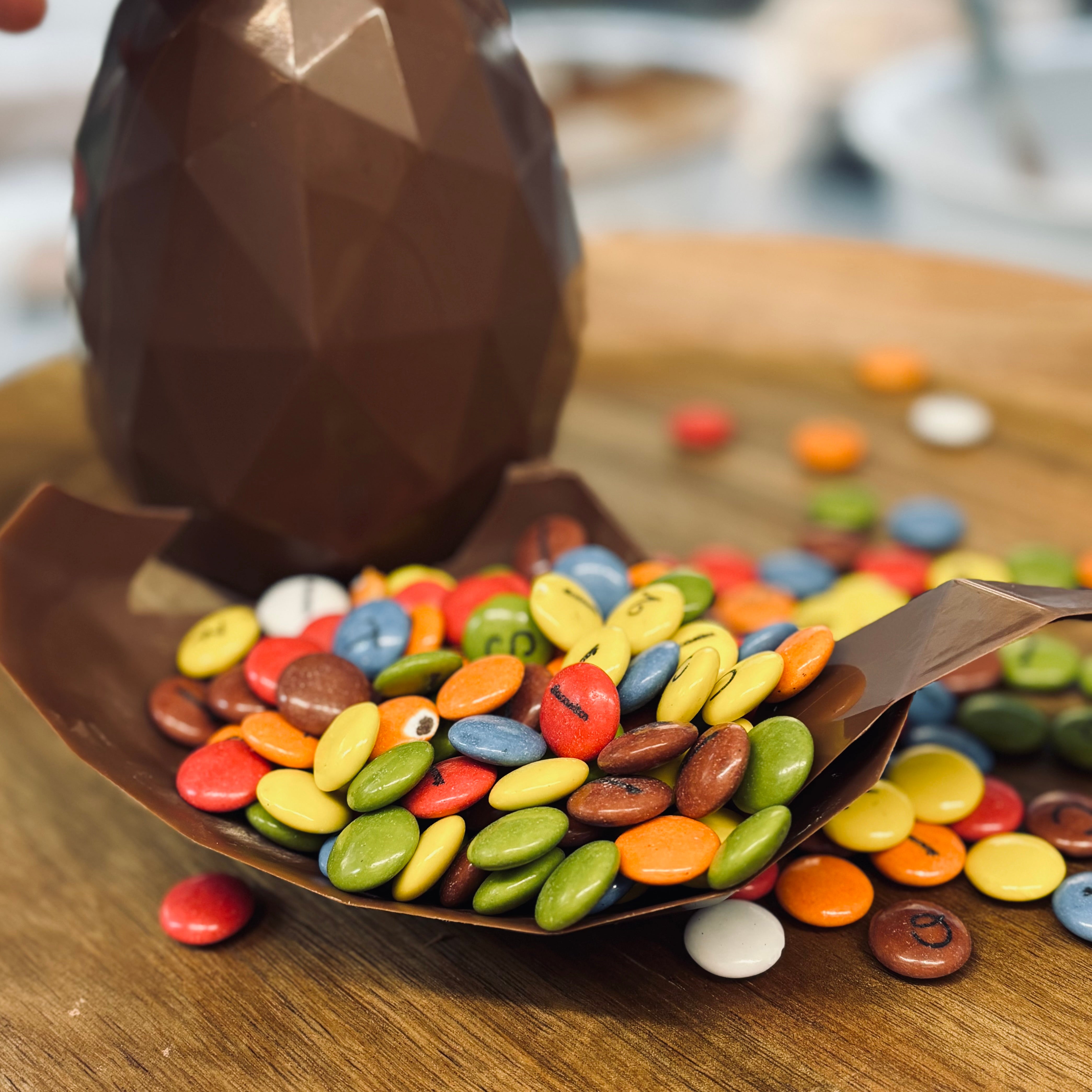 Huevo choco blanco 15cm lleno de lacasitos – MO En La Cocina